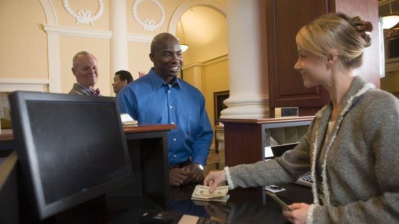 What Happens When You Withdraw $10,000 or More From Your Bank Account ...